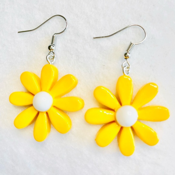 Katy Perry Collections | Jewelry | Yellow Daisy Katy Perry Earrings ...